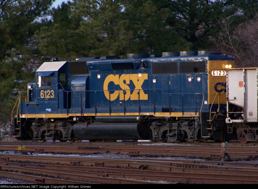 CSXT 6123 switching the yard